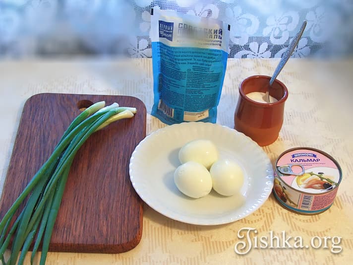 Салат из консервированных кальмаров - Кулинарный пошаговый рецепт с фото.
